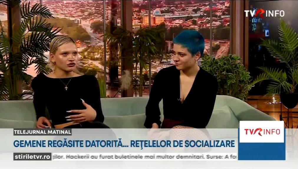Două tinere, gemene identice separate la naștere, s-au regăsit prin ...