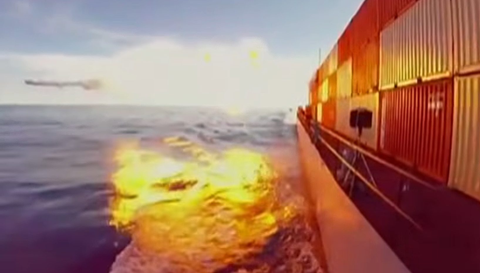 O navă cargo americană a fost lovită de o rachetă trasă de rebelii ...