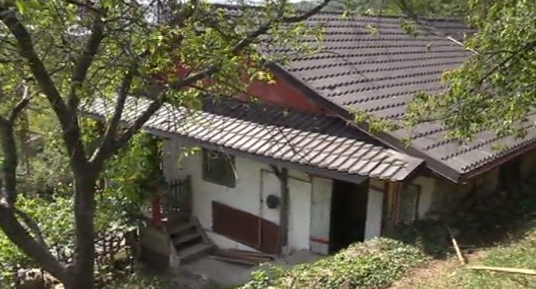 Case în pericol de prăbușire în Comarnic, după lucrările efectuate la ...