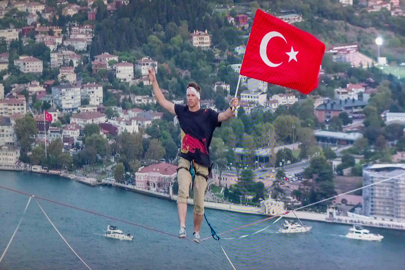 Spectacol la Istanbul. Un tânăr a traversat Podul Bosfor pe chingă ...