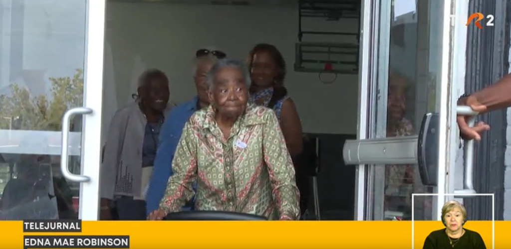 Cel mai vârstnic alegător din SUA. Edna Mae Robinson, în vârstă de 103 ...