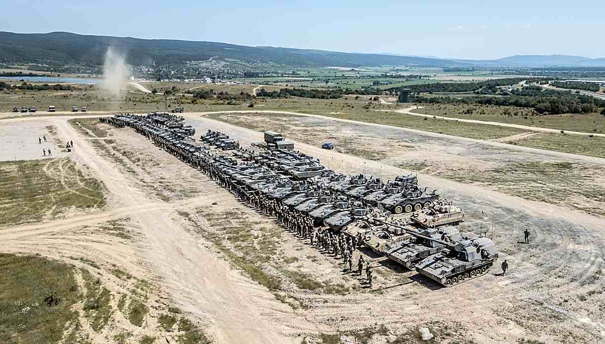 Sute de vehicule militare britanice au fost încărcate pe feriboturi cu ...