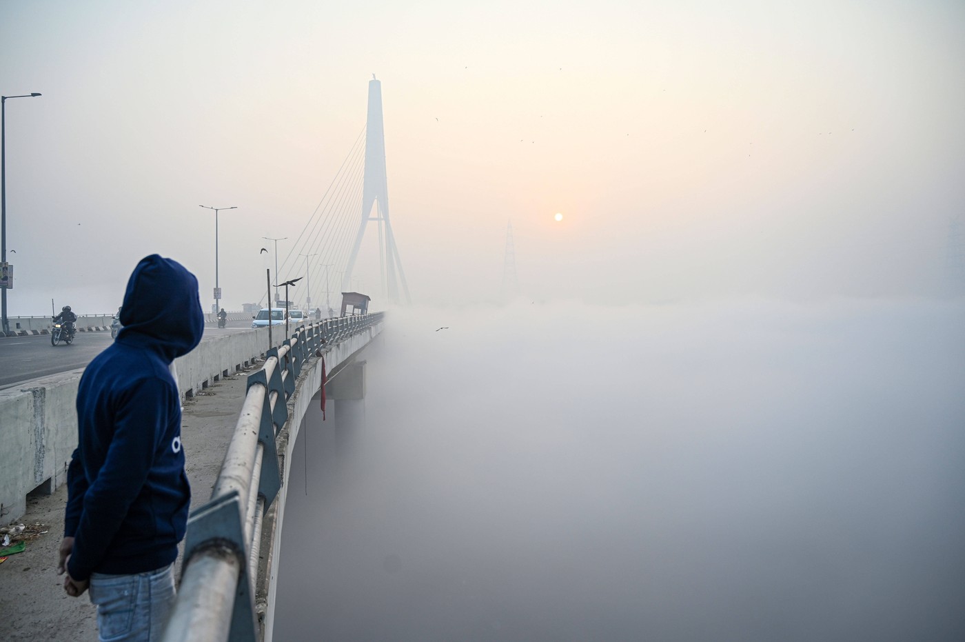 Smogul dens învăluie capitala Indiei. În anumite regiuni, vizibilitatea ...