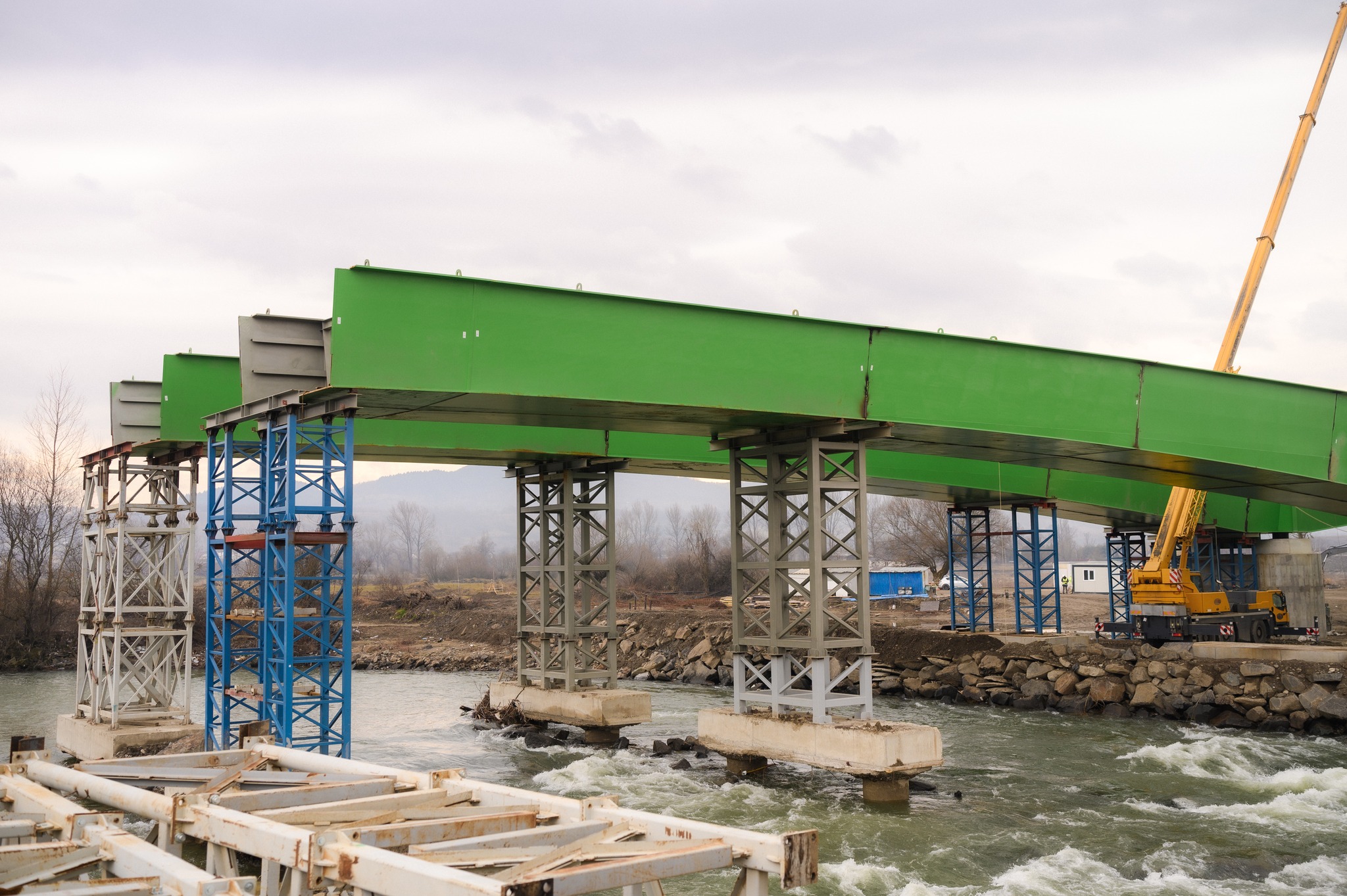 Noul pod rutier între România şi Ucraina, peste râul Tisa, executat în ...