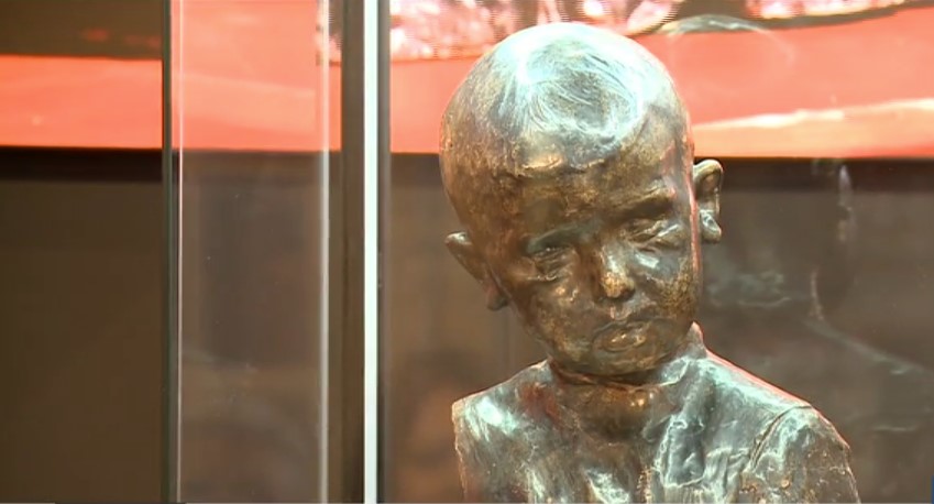 Sculptura ,,Bust de copil” realizată de Constantin Brâncuşi, expusă în ...