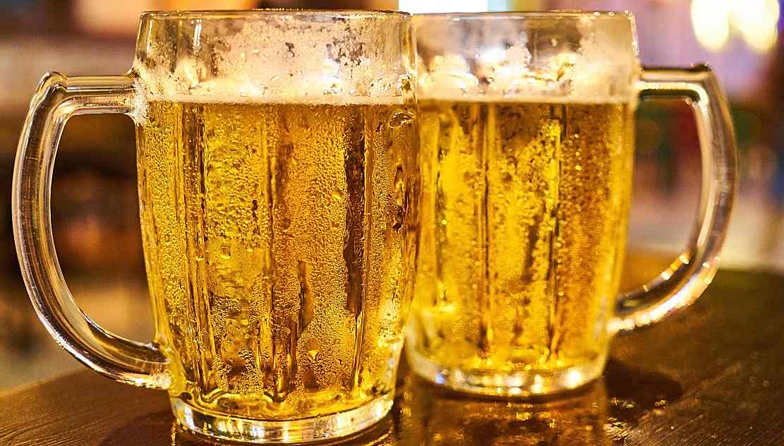 Consumul de bere la terasă rămâne scăzut în România. Un factor ...