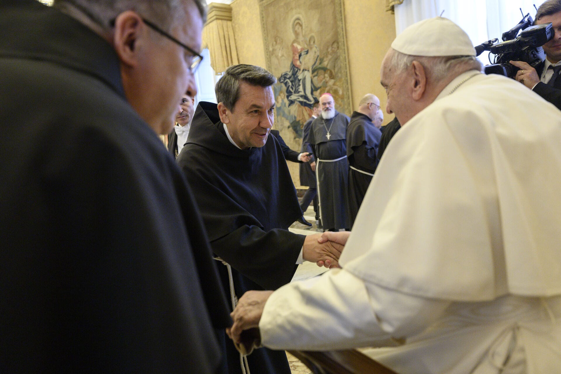 EXCLUSIV Un preot român, la căpătâiul Papei Francisc. Iulian Misariu ...