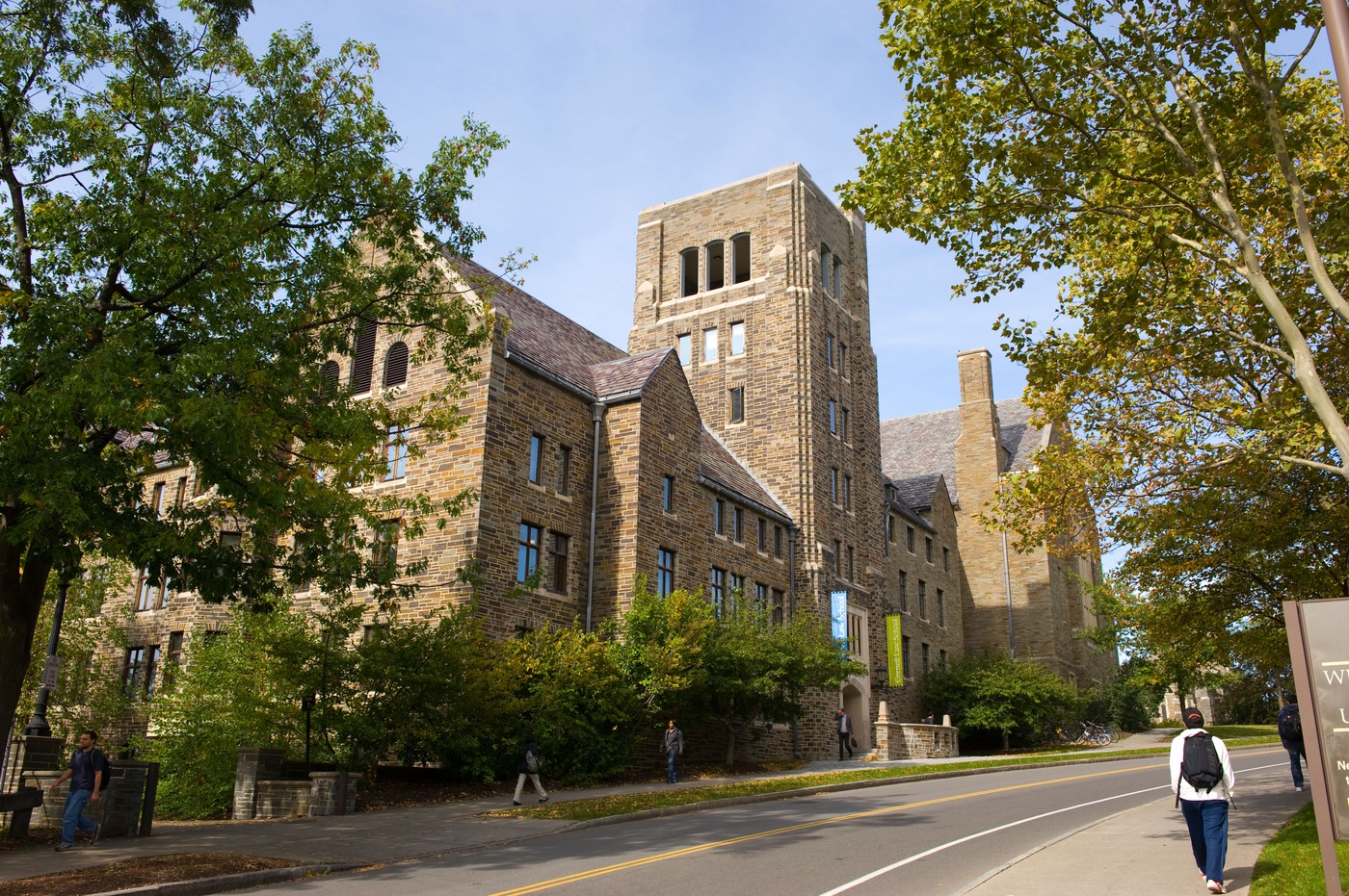 Doi studenţi de la Universitatea Cornell din New York au vânat un urs ...