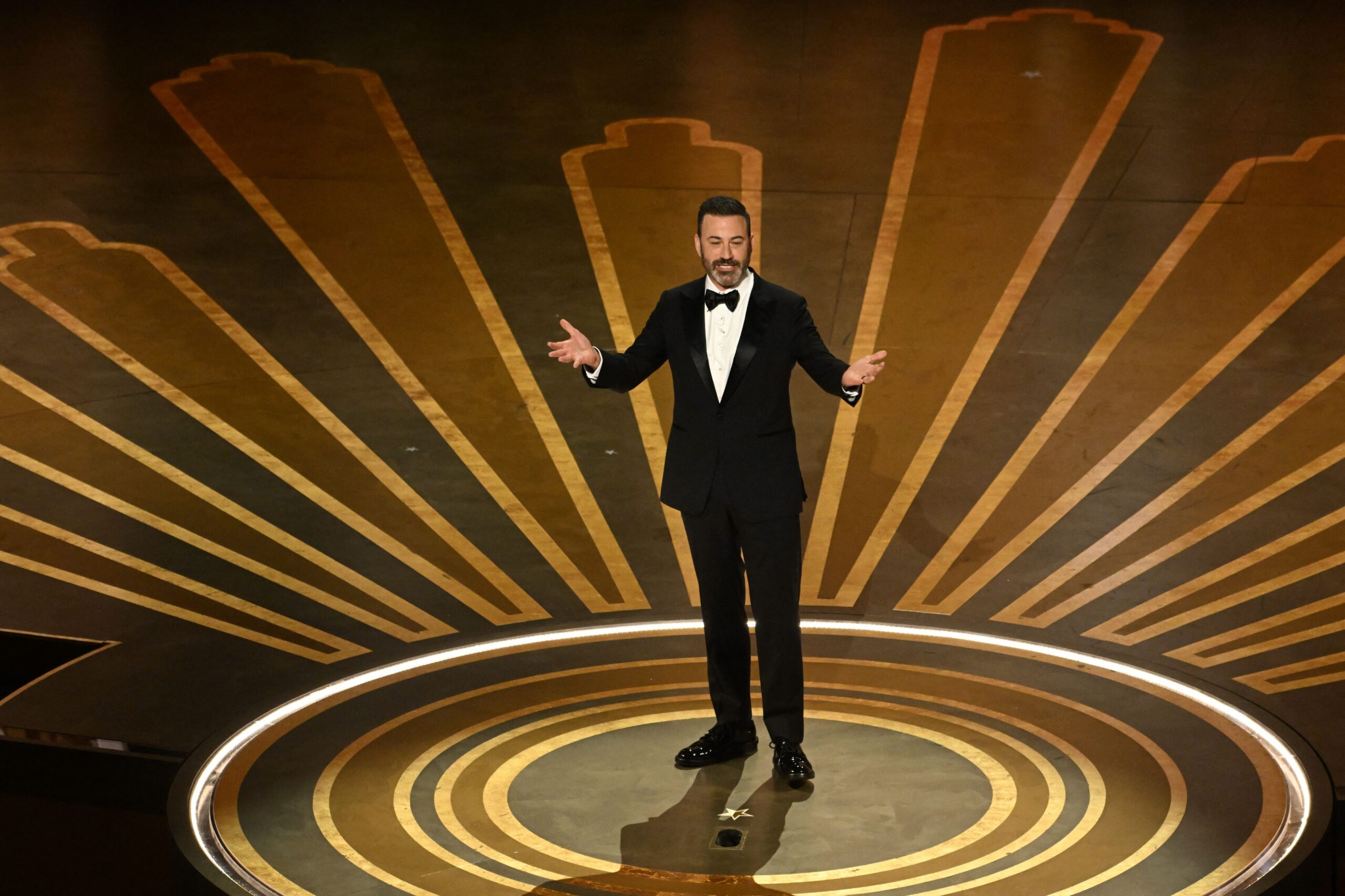 După o perioadă de suspendare, emisiunea lui Jimmy Kimmel se reia marţi ...