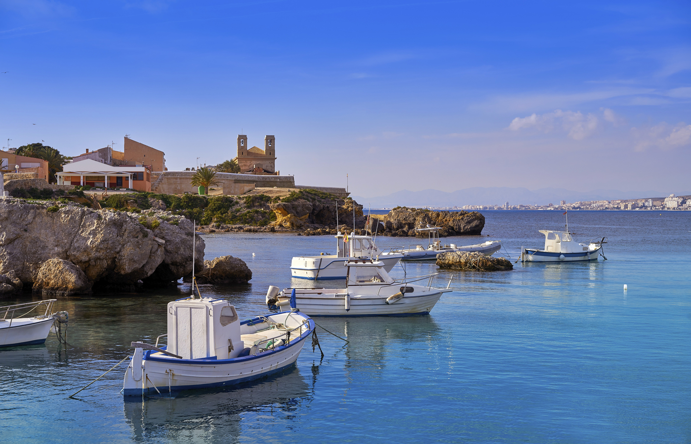 Insula pe care trăiesc mai multe pisici decât oameni. Tabarca poate fi ...