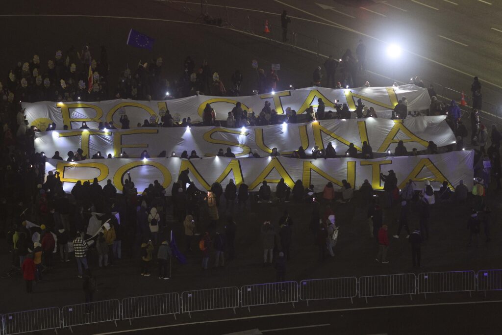 „Bolojan, te sună România”. O nouă seară de proteste pentru ...