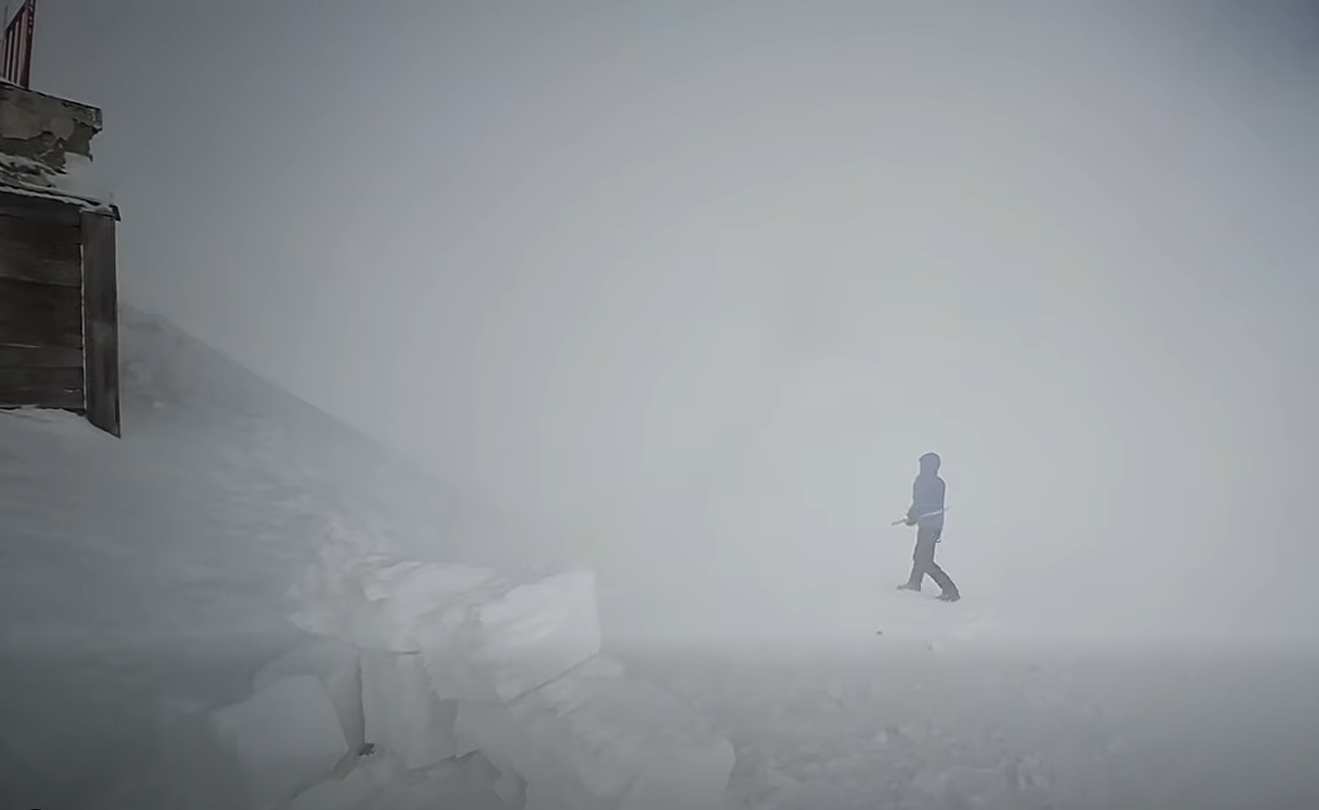 Imagini spectaculoase de la Vârful Omu: viscol și zăpadă la final de ...