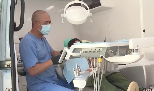 Un medic stomatolog voluntar ajunge la copiii din medii dezavantajate ...